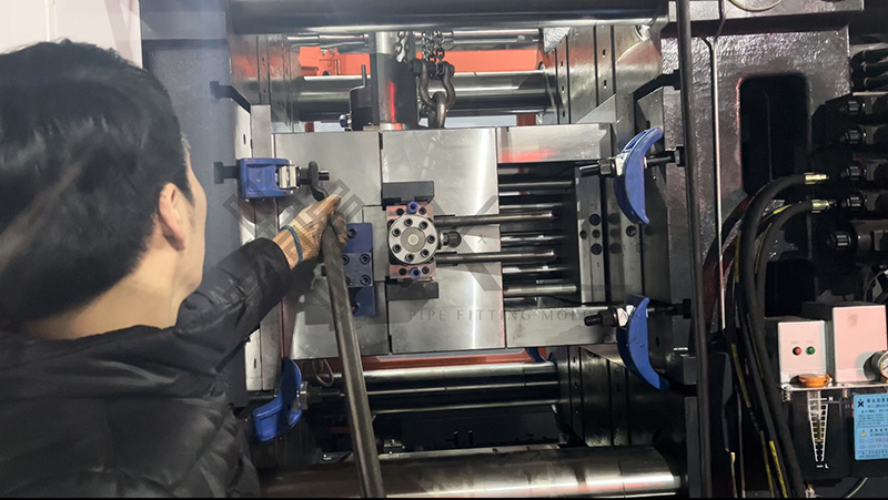 How to Install Mold on the Injection Molding Machine - PipeFittingMolding